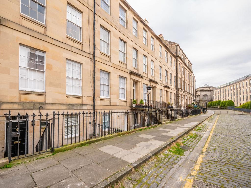 20 Fettes Row, New Town, Edinburgh, EH3 3 bed flat - £685,000