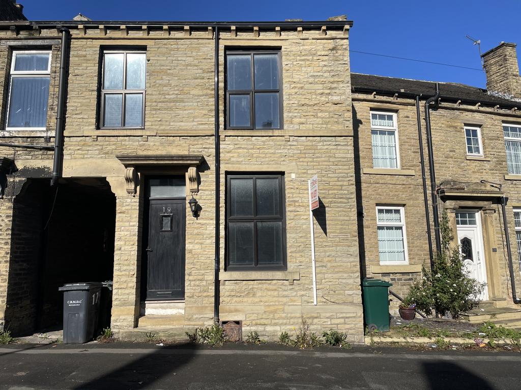 Broadstone Way, Bradford BD4 3 bed terraced house - £650 pcm (£150 pw)