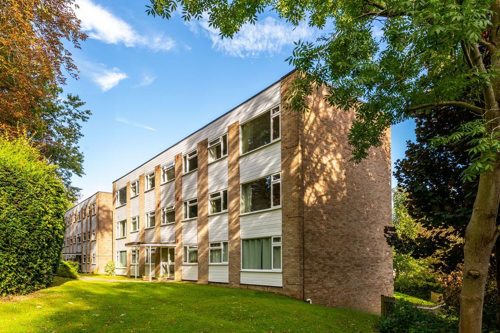 Downswood, Reigate, RH2 1 bed flat - £1,200 pcm (£277 pw)