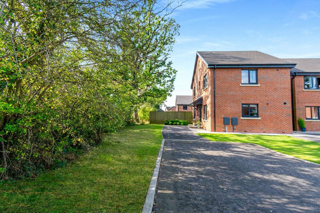 Ivy Court, Leyland PR25 3 bed detached house - £245,000