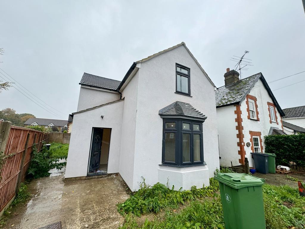 Camberley GU16 3 bed detached house for sale - £290,000