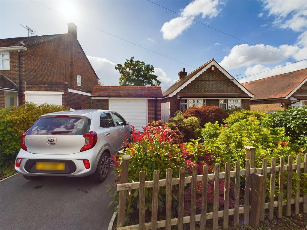 West Avenue, Crawley RH10 2 bed detached bungalow - £450,000