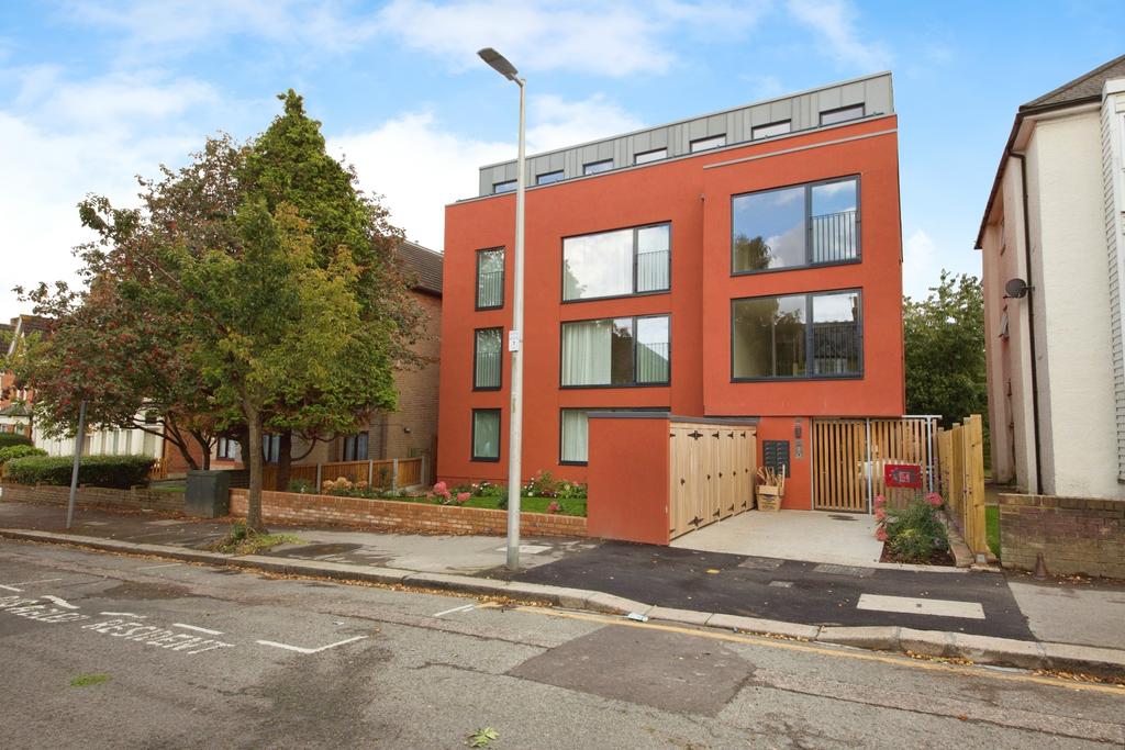 Grove Hill, South Woodford, E18 1 bed apartment - £1,500 pcm (£346 pw)