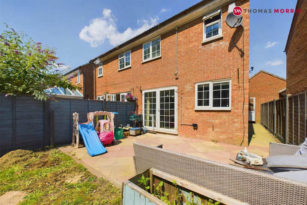Hawesmere Close, Biggleswade SG18 3 bed semi-detached house - £325,000