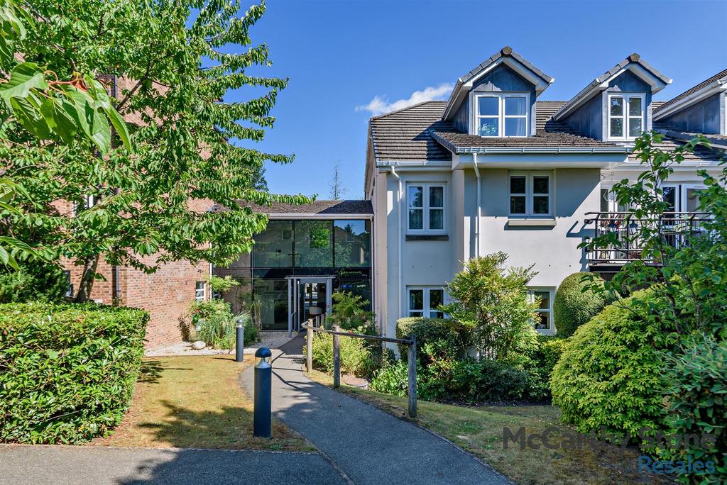 Radford Court, Tower Road, Liphook... 2 bed apartment - £170,000