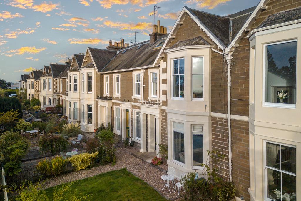 5b Castle Terrace, Broughty Ferry... 4 bed terraced house - £330,000