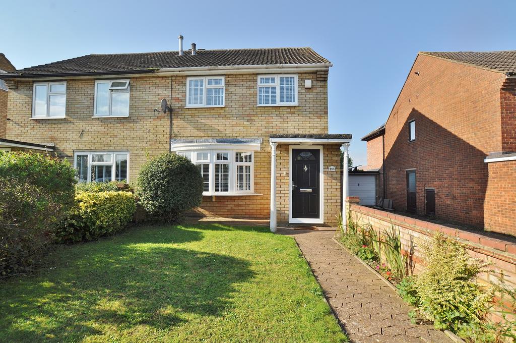 Moss Way, Hitchin 3 bed semi-detached house - £450,000