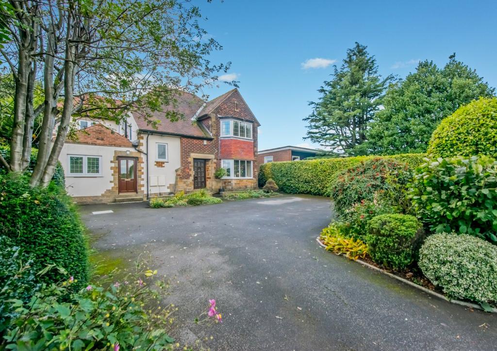 Halifax Road, Hightown, Liversedge, WF15 3 bed detached house - £450,000