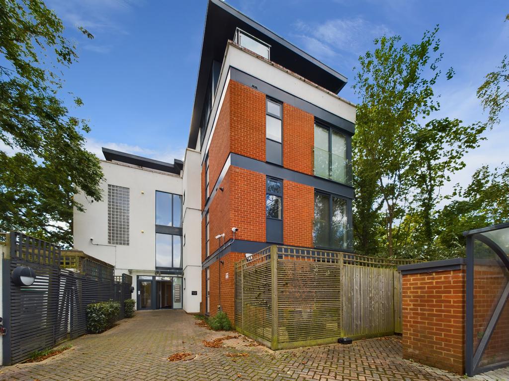Newbeck Court, 125 Park Road... 1 bed flat - £1,400 pcm (£323 pw)
