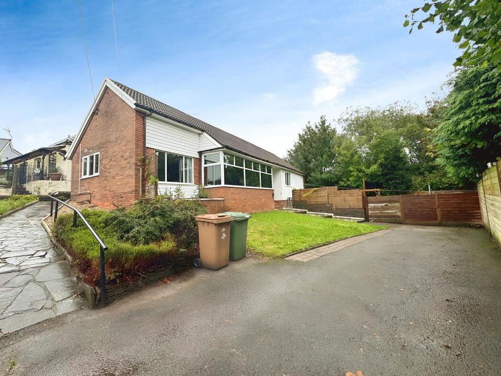Pontygwindy Road, Caerphilly, CF83 3HY 4 bed detached bungalow - £425,000