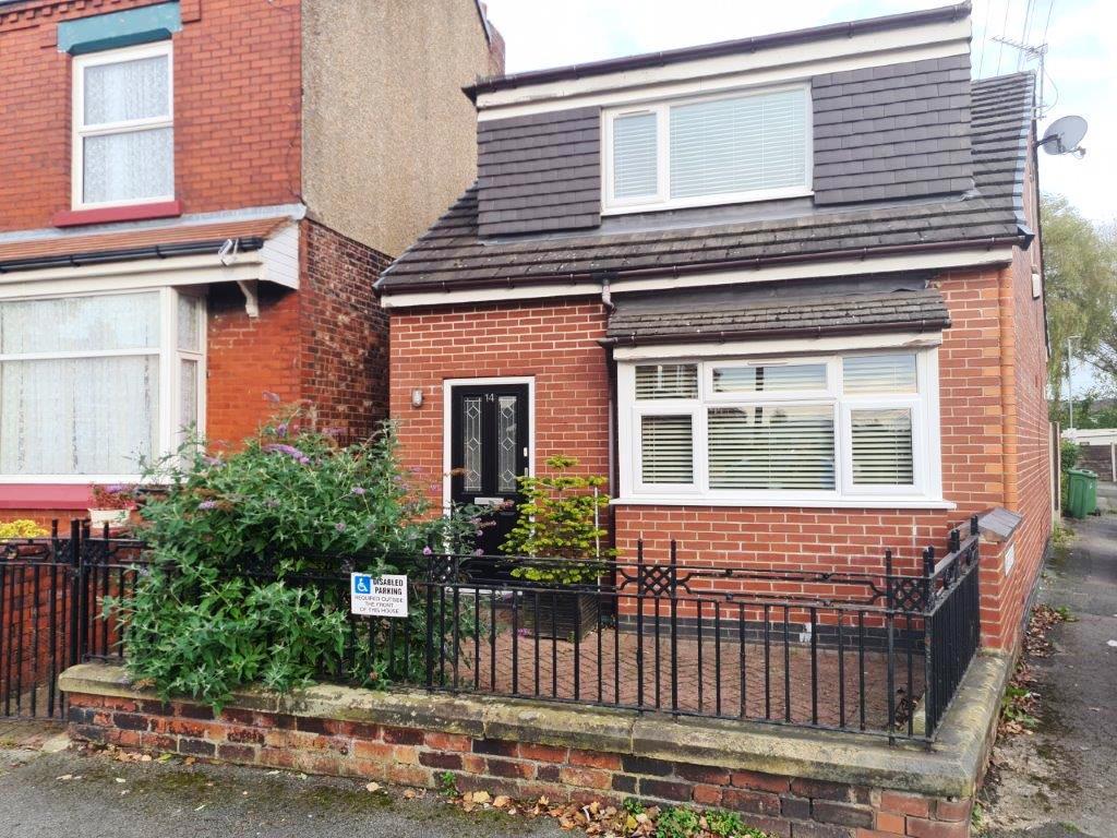 Cemetery Road, Droylsden 2 bed detached house - £260,000