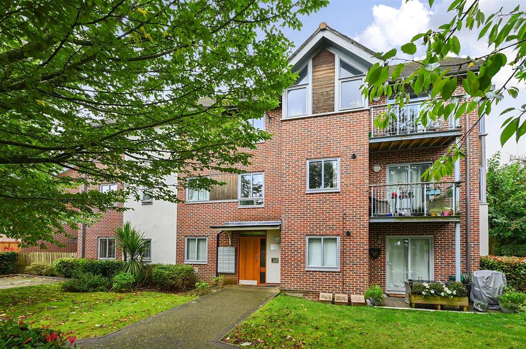 Pillar Box Gardens, Basingstoke RG24 2 bed flat - £230,000