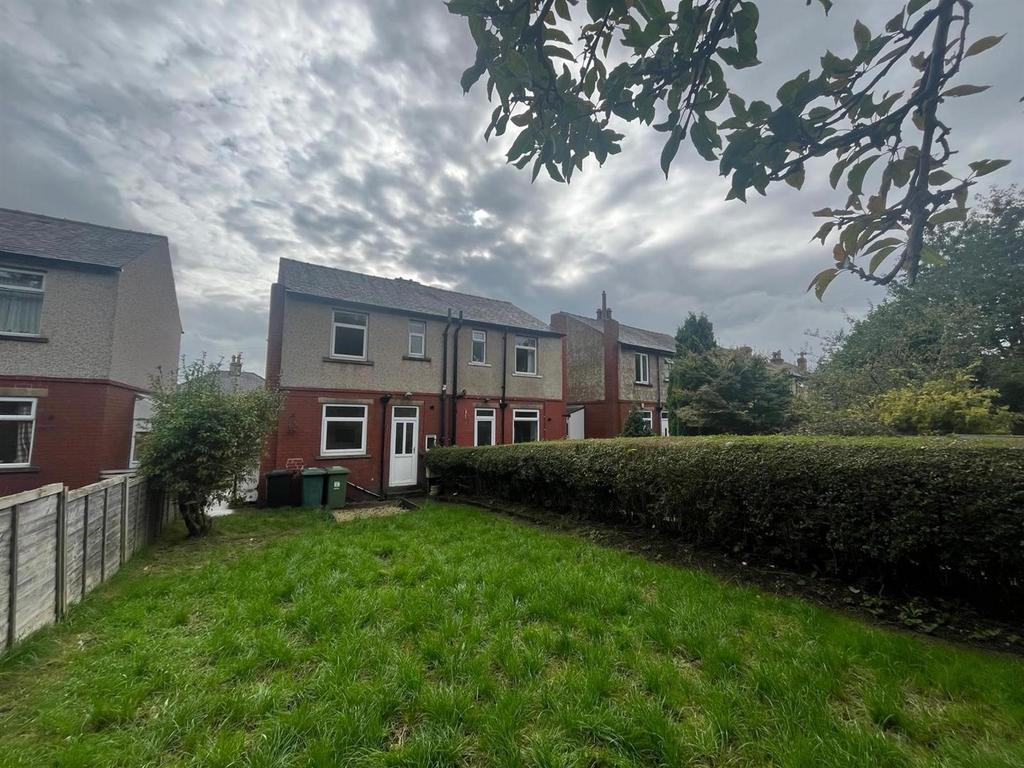 Heatherfield Road, Huddersfield HD1 2 bed semi-detached house - £140,000