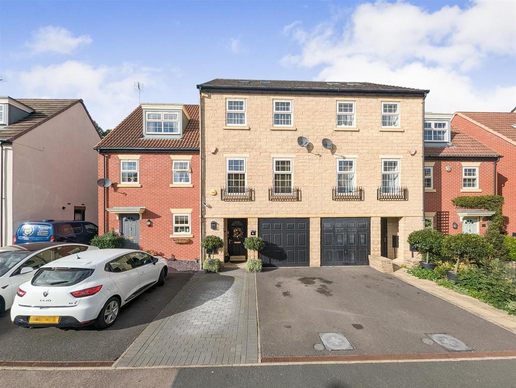 Regal Close, Corby NN17 4 bed terraced house - £295,000