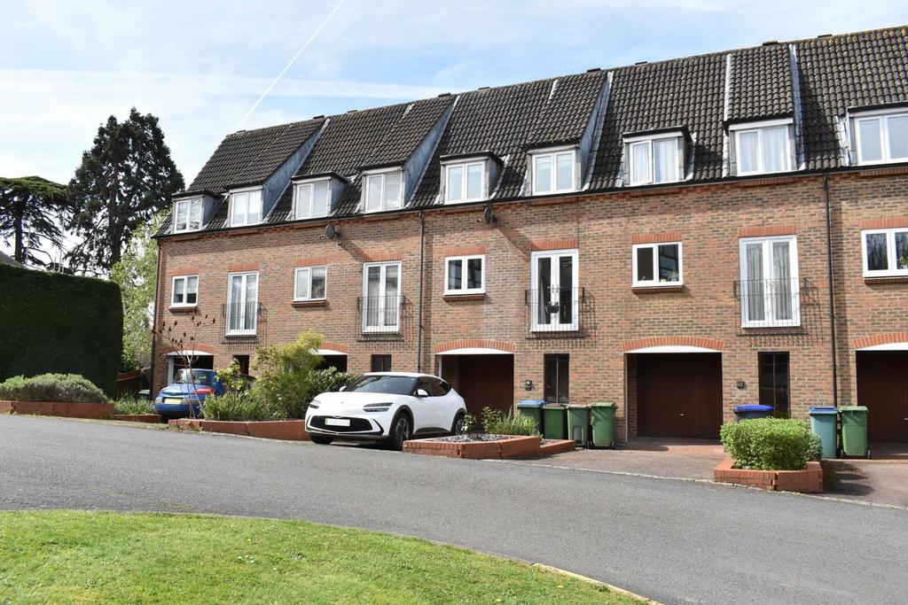 Beechcroft Manor, WEYBRIDGE, KT13 4 bed townhouse - £2,750 pcm (£635 pw)