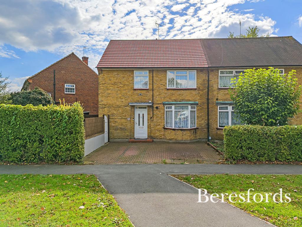 Gooshays Drive, Harold Hill, RM3 3 bed semi-detached house - £475,000