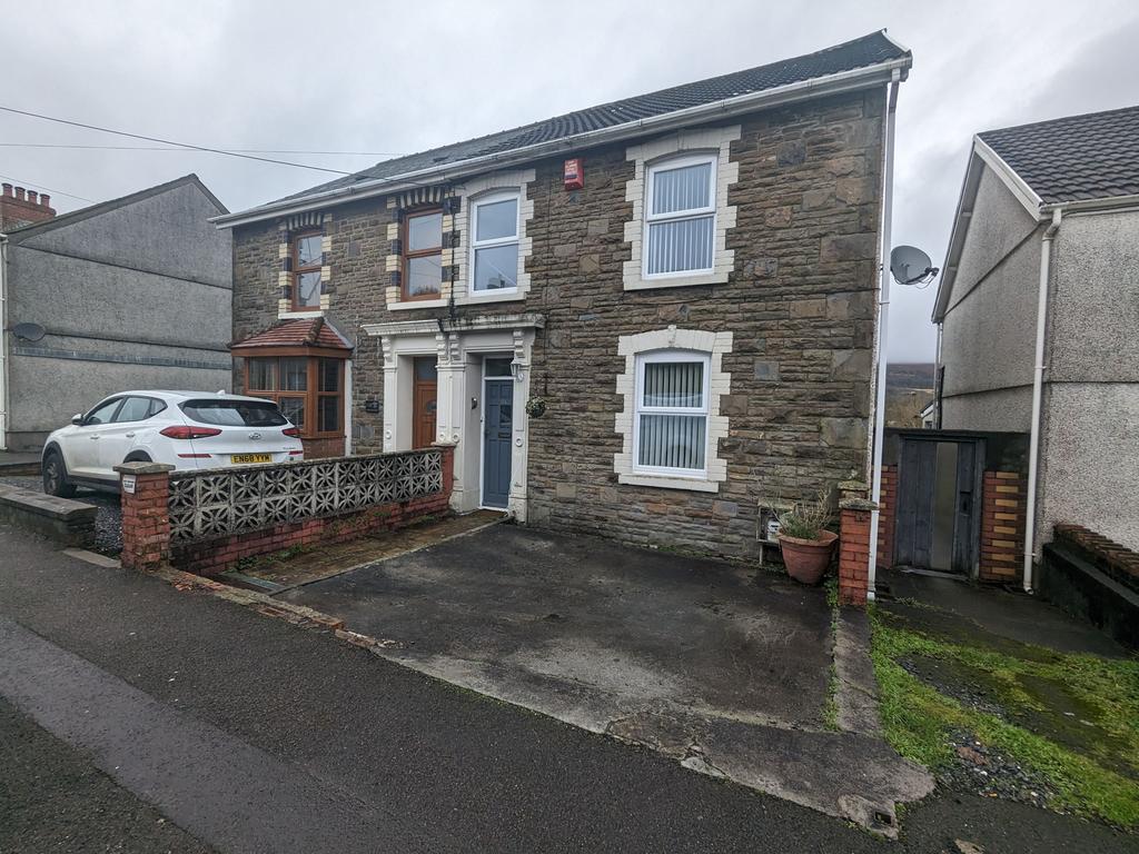 Cwmamman Road, Garnant, SA18 1NB 3 bed semi-detached house - £149,950