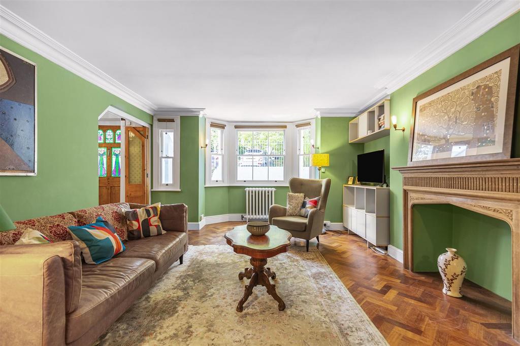 Upper Richmond Road, Putney 3 bed flat - £800,000