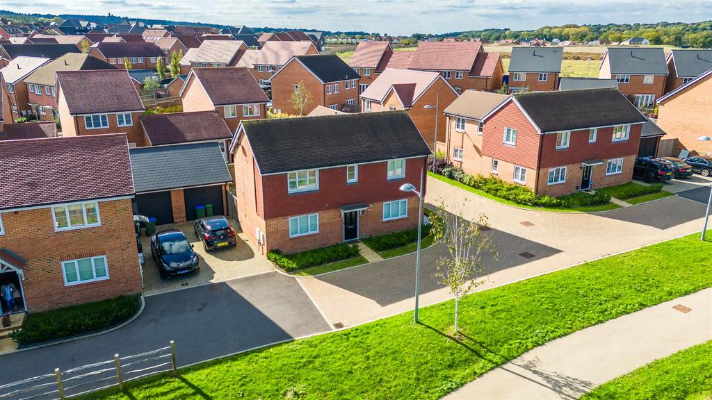 Brewers Way, Faygate 4 bed detached house - £655,000