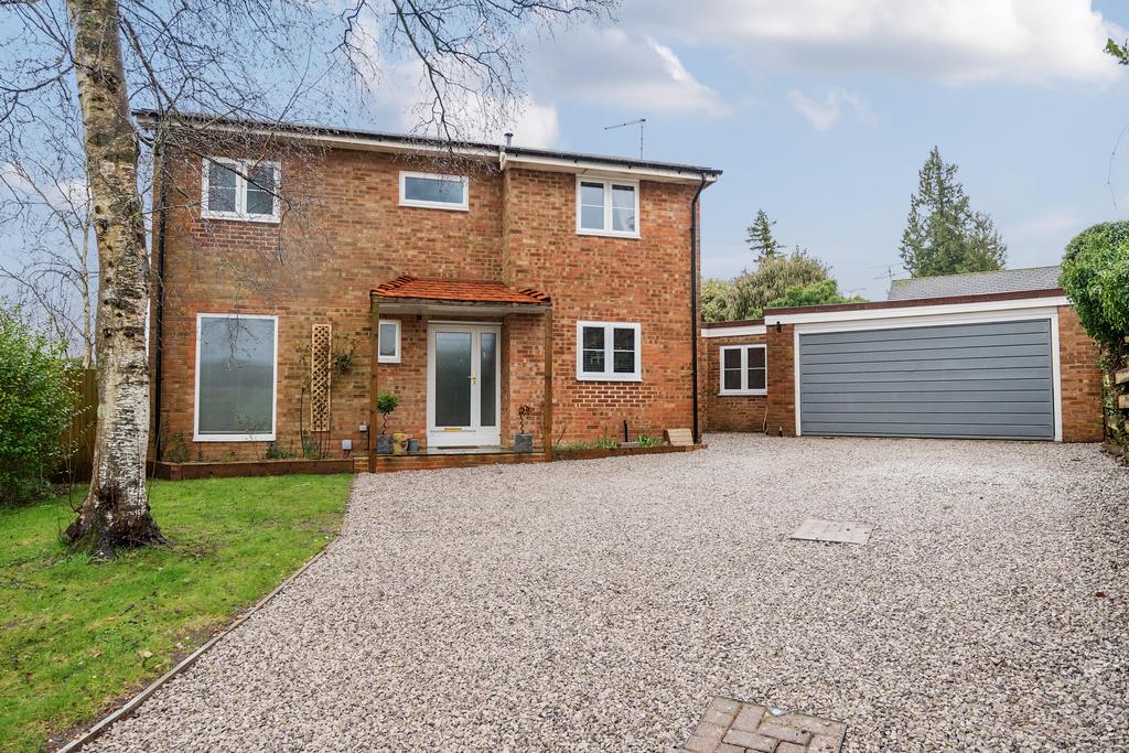 Windsor Close, Alton, Hampshire, GU34 3 bed detached house for sale - £ ...
