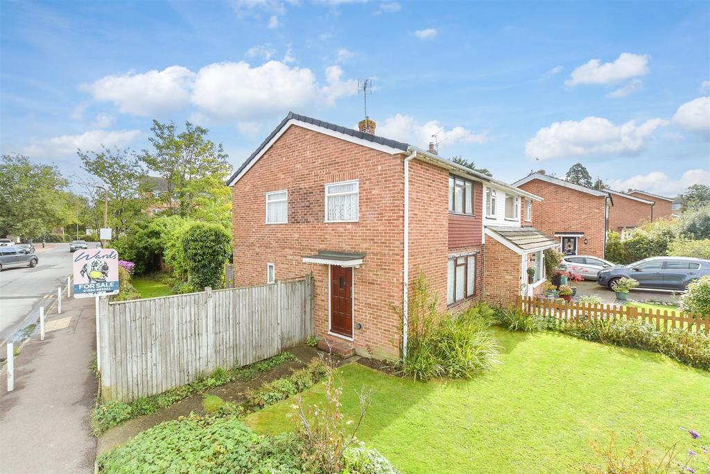 Usborne Close, Staplehurst... 3 bed semi-detached house - £325,000