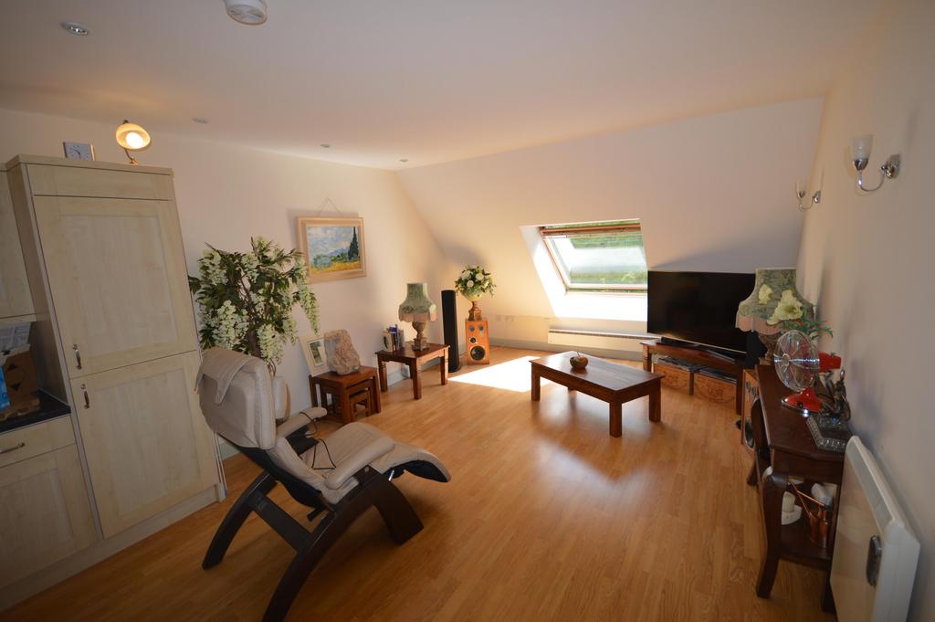 Ladybower Lodge, Ashopton Road... 2 bed flat - £875 pcm (£202 pw)