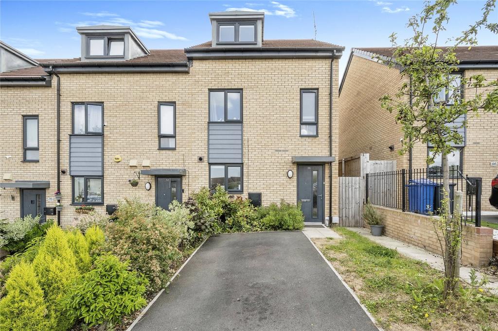 Diamond Jubilee Way, Doncaster DN12 3 bed end of terrace house - £950 ...
