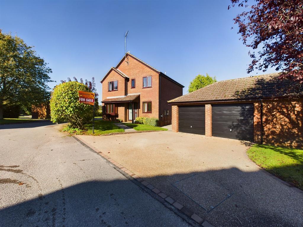 Hazel Crescent, Towcester, NN12 4 bed detached house - £465,000
