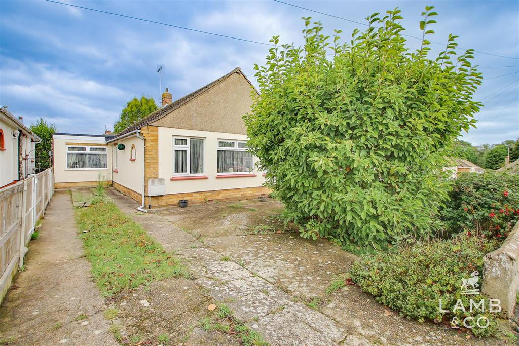 Hillcrest, Clacton-On-Sea CO15 3 bed detached bungalow - £275,000