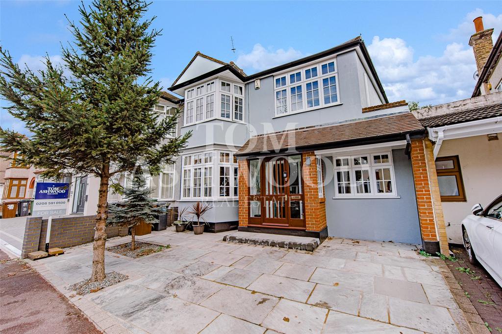 Halsham Crescent, Leftley Estate... 4 bed end of terrace house - £700,000