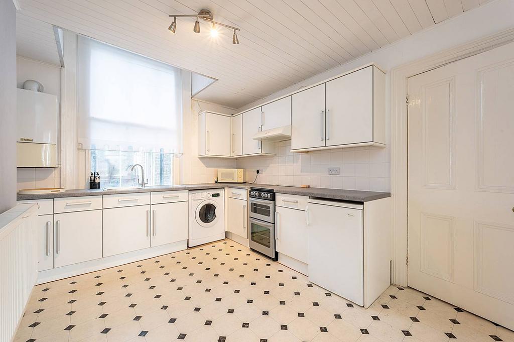 Westcroft Square, Ravenscourt Park... 1 bed flat - £3,300 pcm (£762 pw)