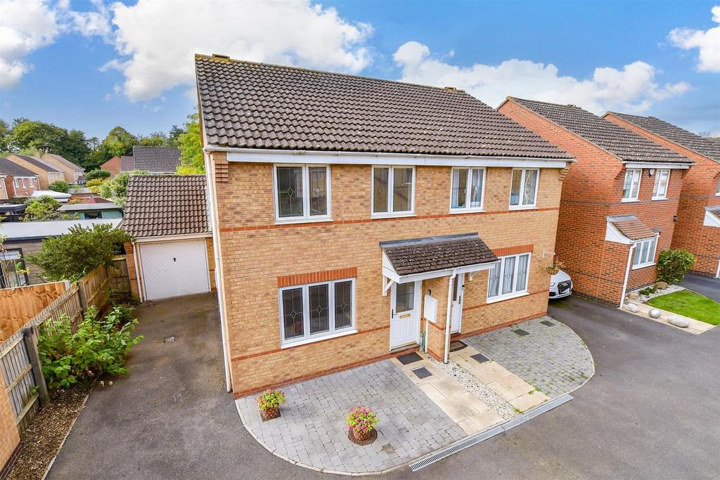 Gooch Close, Allington, Maidstone, Kent 3 bed semi-detached house - £ ...