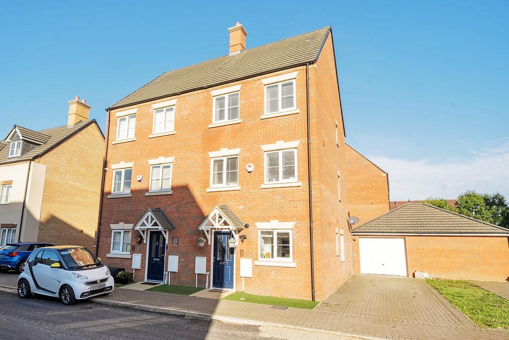 James Place, Flitwick, MK45 4 bed townhouse - £400,000