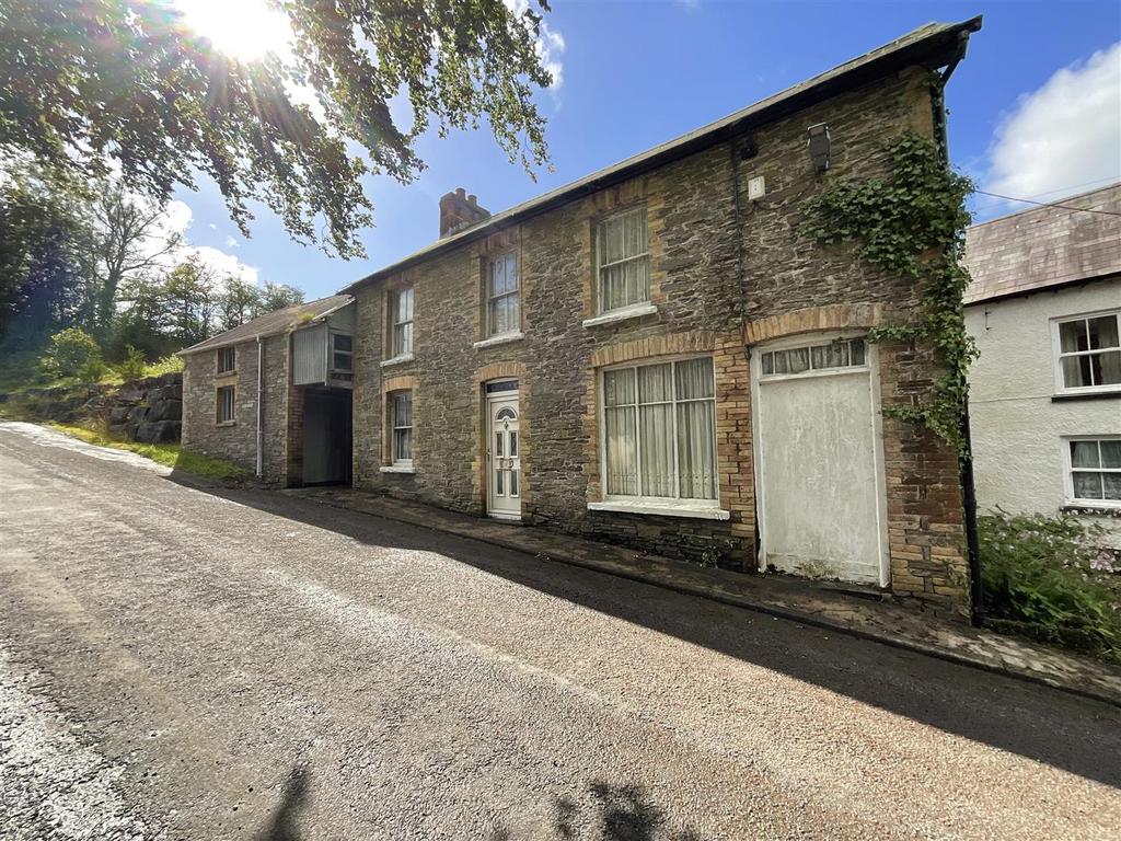 Llandeilo SA19 3 bed detached house for sale - £205,000