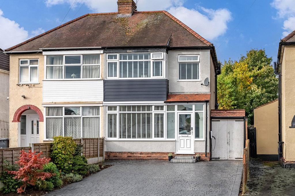Crossland Crescent, Claregate... 3 bed semi-detached house - £250,000