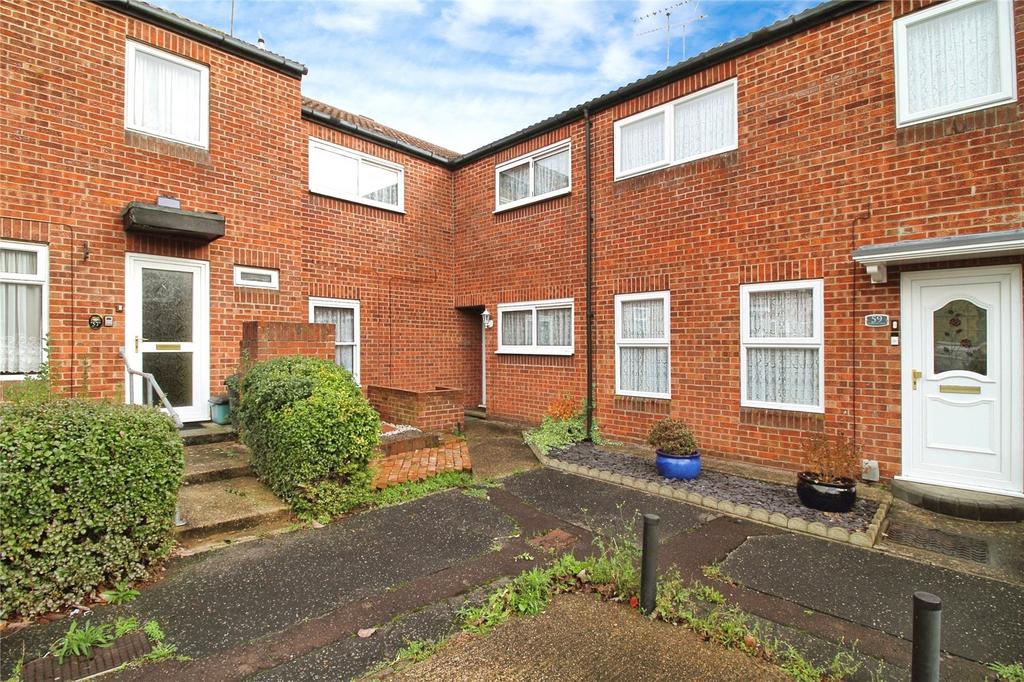 Ladbrook Drive, Colchester, Essex, CO2 3 bed end of terrace house - £ ...