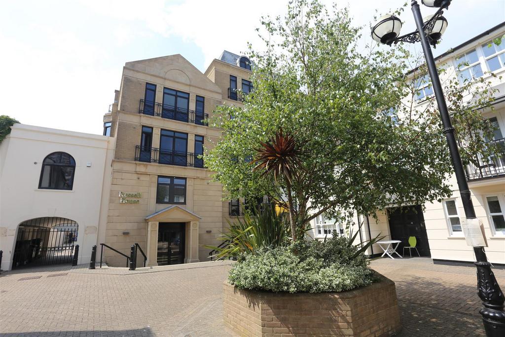 Russell House, Russell Square,Brighton 1 bed flat - £1,395 pcm (£322 pw)