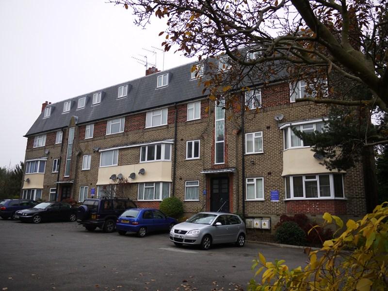 Oakleigh Court, East Barnet EN4 2 bed apartment - £1,600 pcm (£369 pw)