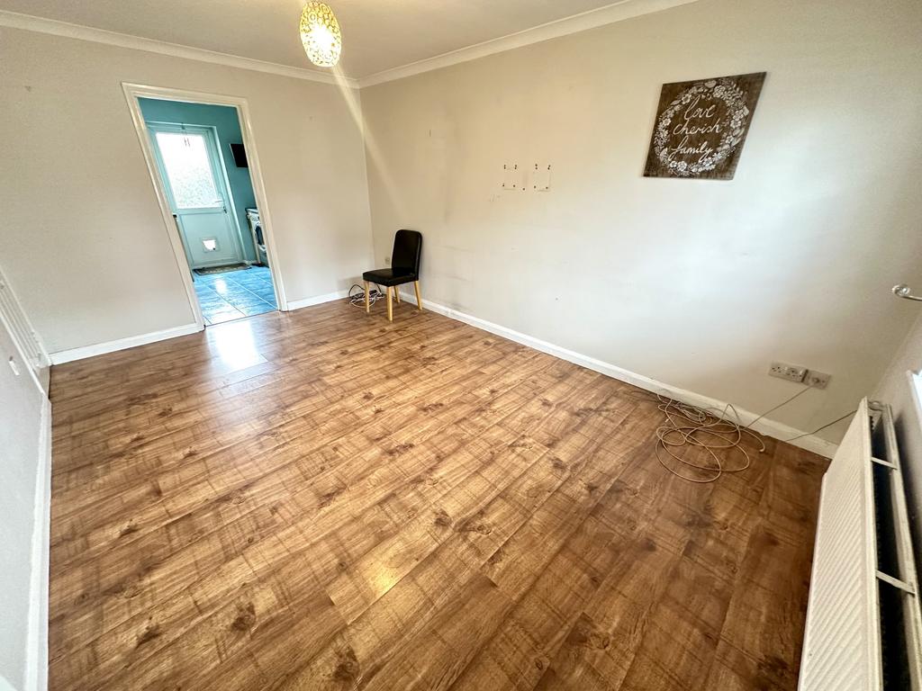 Wendover Close, Hayes, UB4 2 bed semi-detached house to rent - £2,100 ...