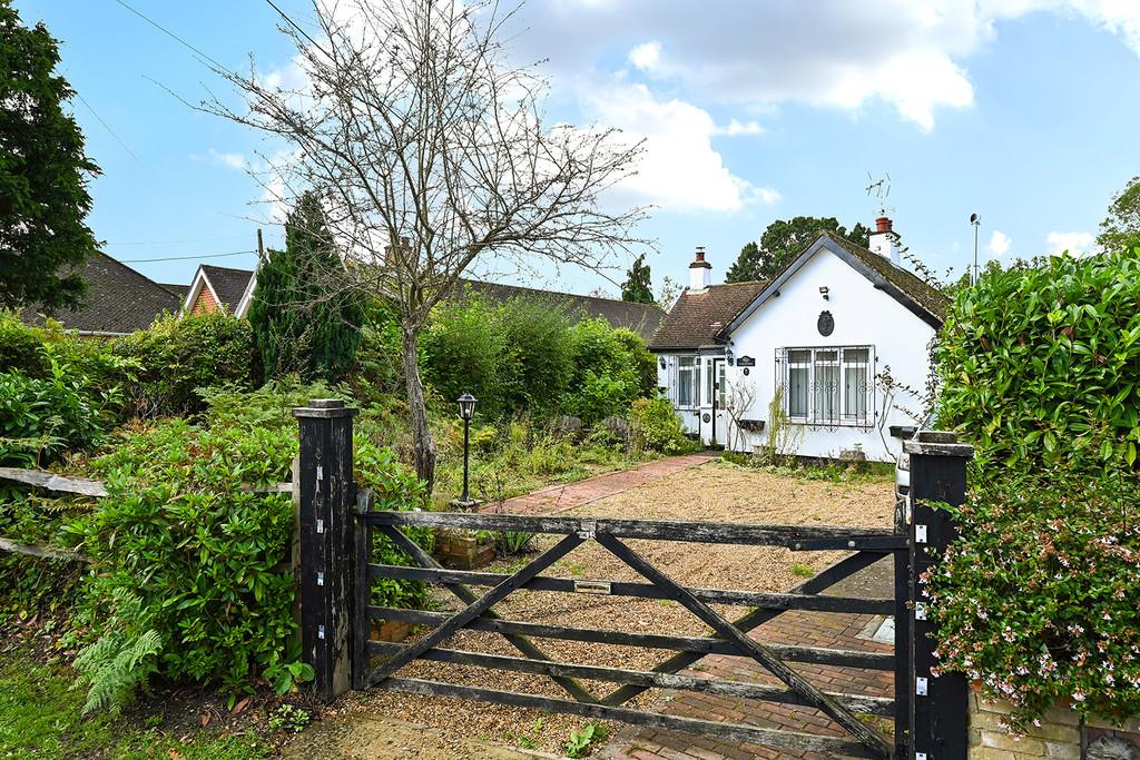 Mill Lane, Yateley GU46 2 bed detached bungalow - £485,000