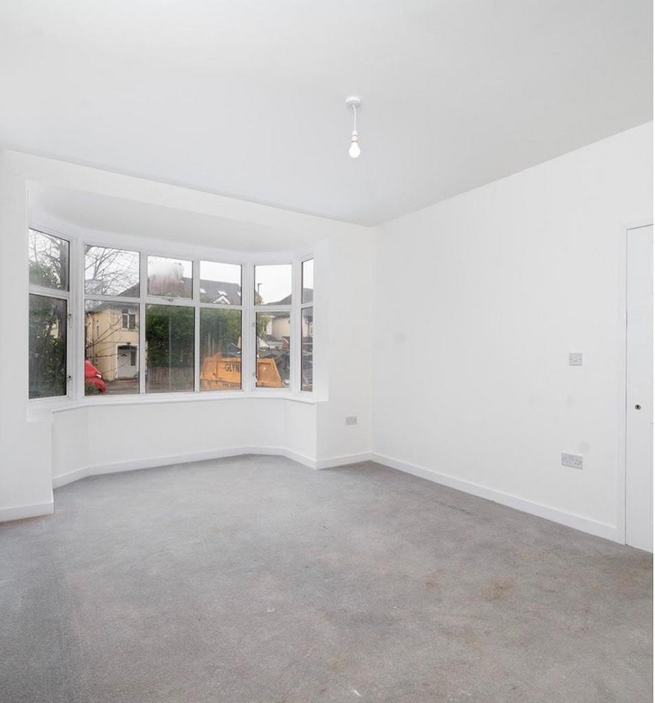 Hall Lane, London 7 bed semi-detached house - £6,750 pcm (£1,558 pw)