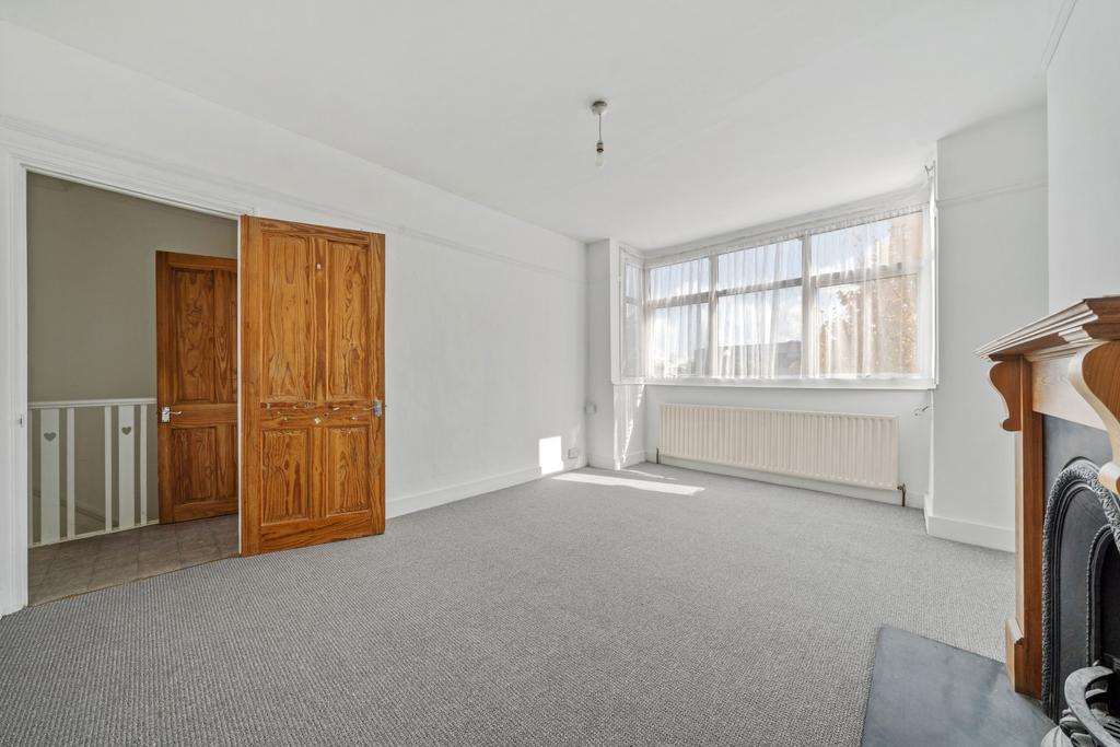Streatham Road, Mitcham CR4 1 bed apartment - £1,400 pcm (£323 pw)