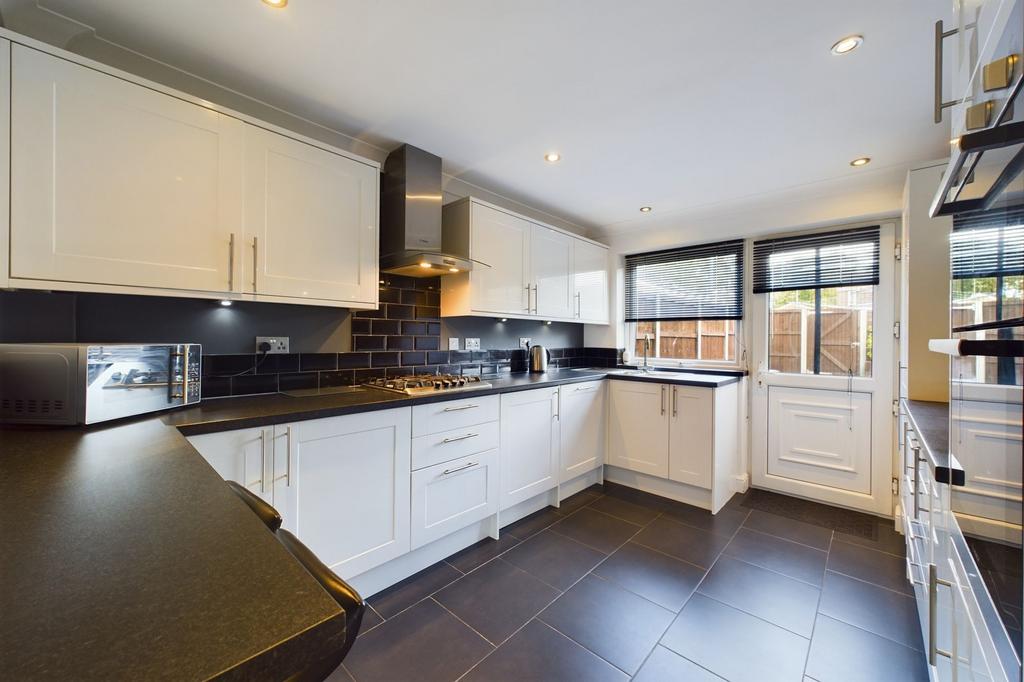 Edith Cavell Close, Thetford, IP24 3 bed end of terrace house - £210,000