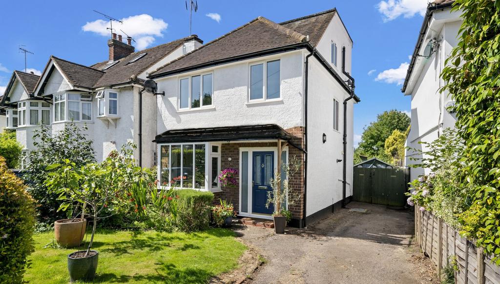 Leigh Road, Cobham, KT11 3 bed detached house - £825,000