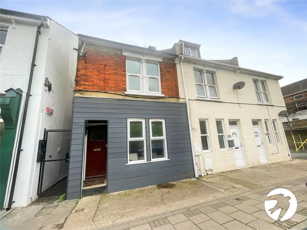Delce Road, Rochester, Kent, ME1 3 bed terraced house - £1,350 pcm (£ ...