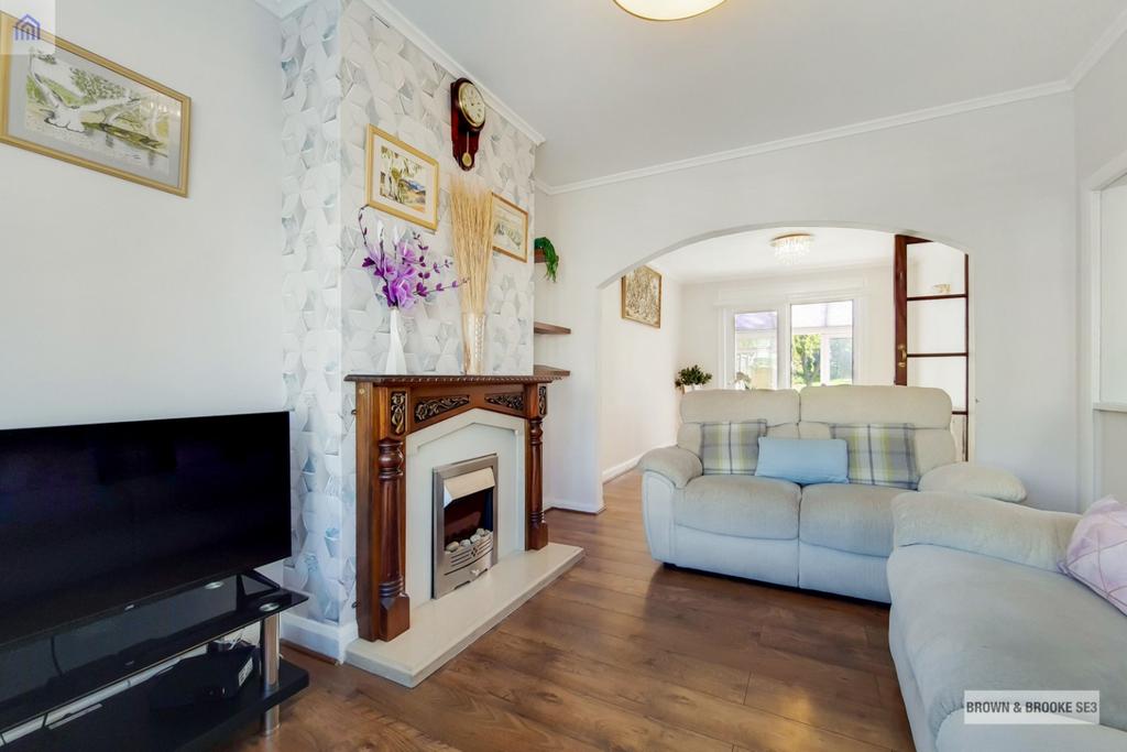 Mayday Gardens, London SE3 5 bed semi-detached house - £675,000