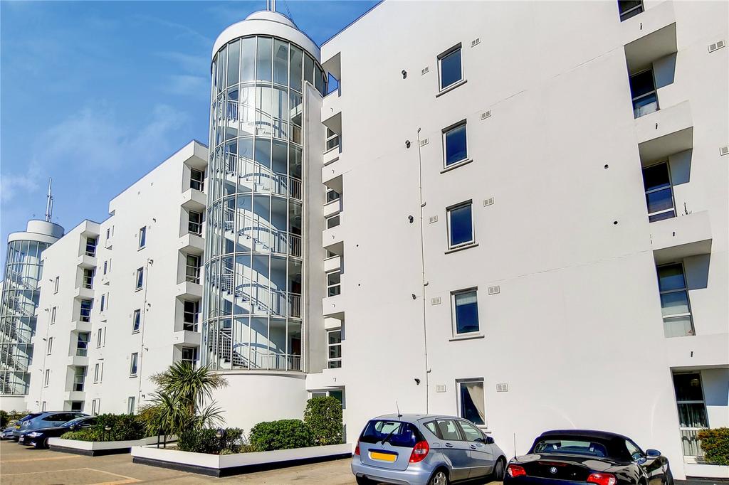 Barrier Point Road, London, E16 2 bed flat - £2,000 pcm (£462 pw)