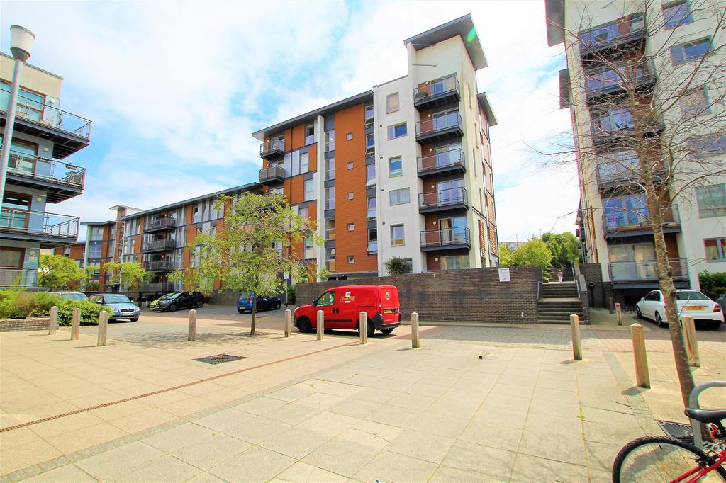 Commonwealth Drive, Crawley, West... 2 bed flat - £1,400 pcm (£323 pw)
