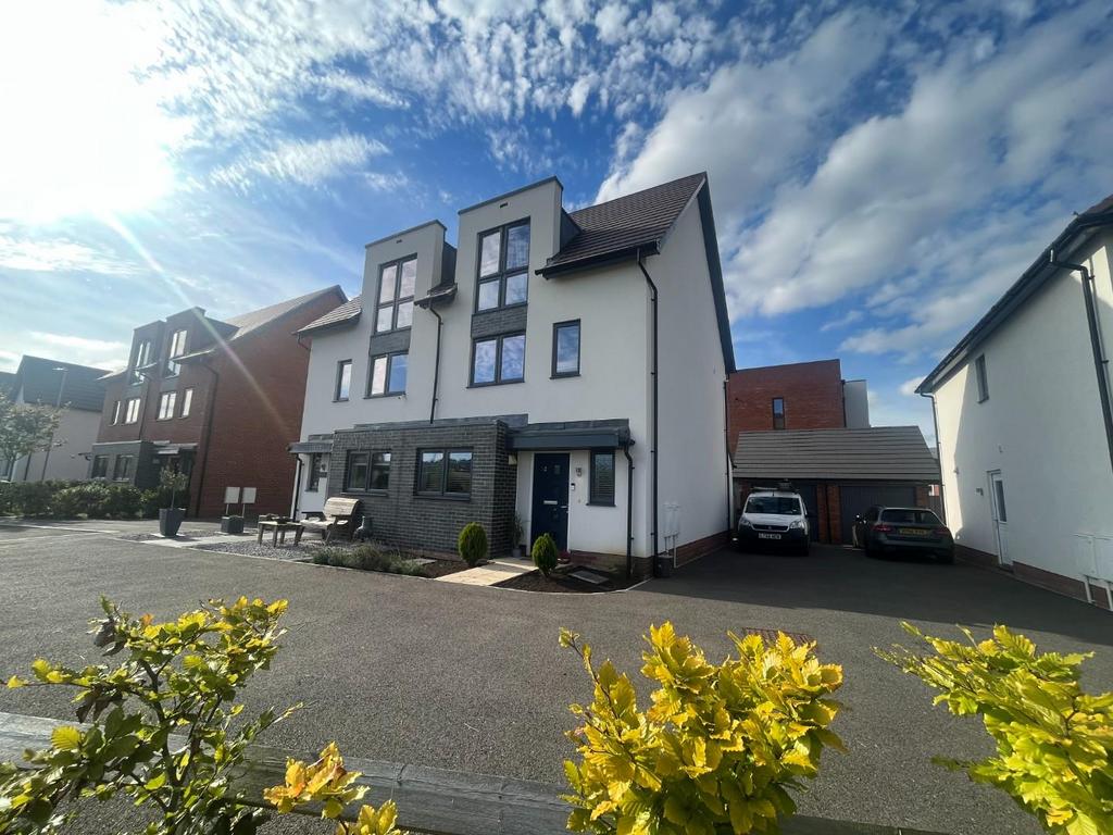 Luffield Close, Daventry NN11 3 bed semi-detached house - £1,450 pcm (£ ...