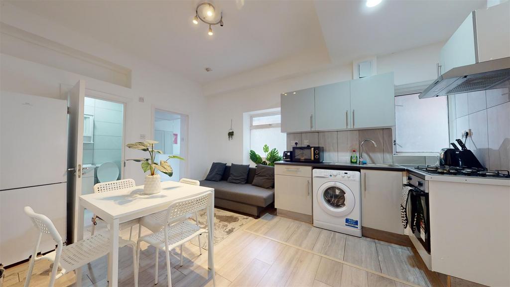Lydford Road, Willesden Green NW2 2 bed flat - £1,950 pcm (£450 pw)